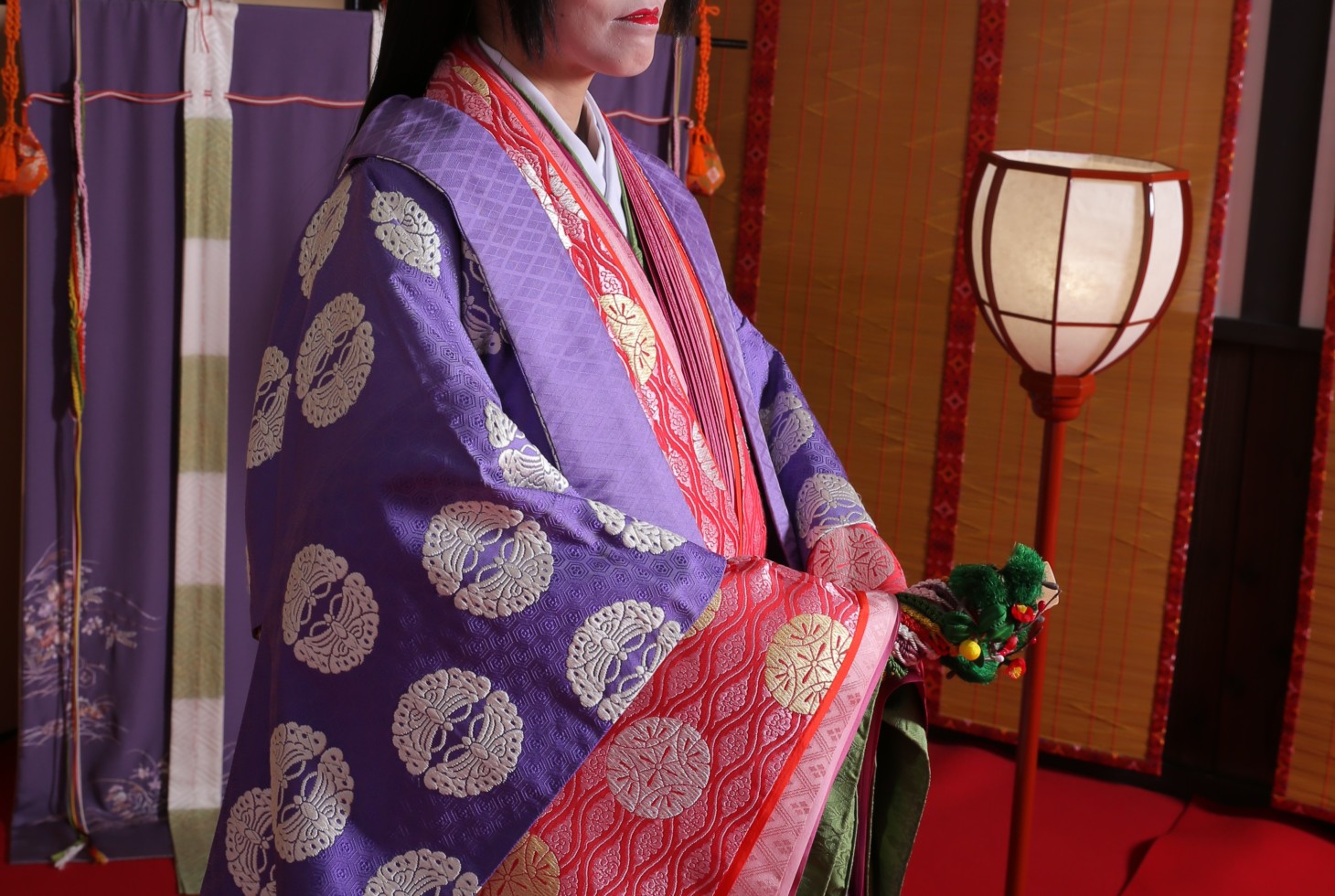 Beautiful Japanese Tradition! Junihitoe Experience | 十二単と着物レンタルの雅ゆきで結婚式 ...