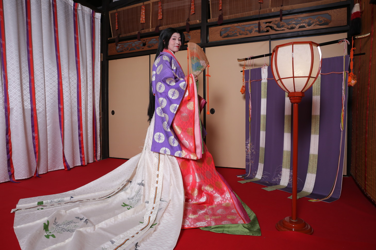 Beautiful Japanese Tradition! Junihitoe Experience | 十二単と着物レンタルの雅ゆきで結婚式 ...